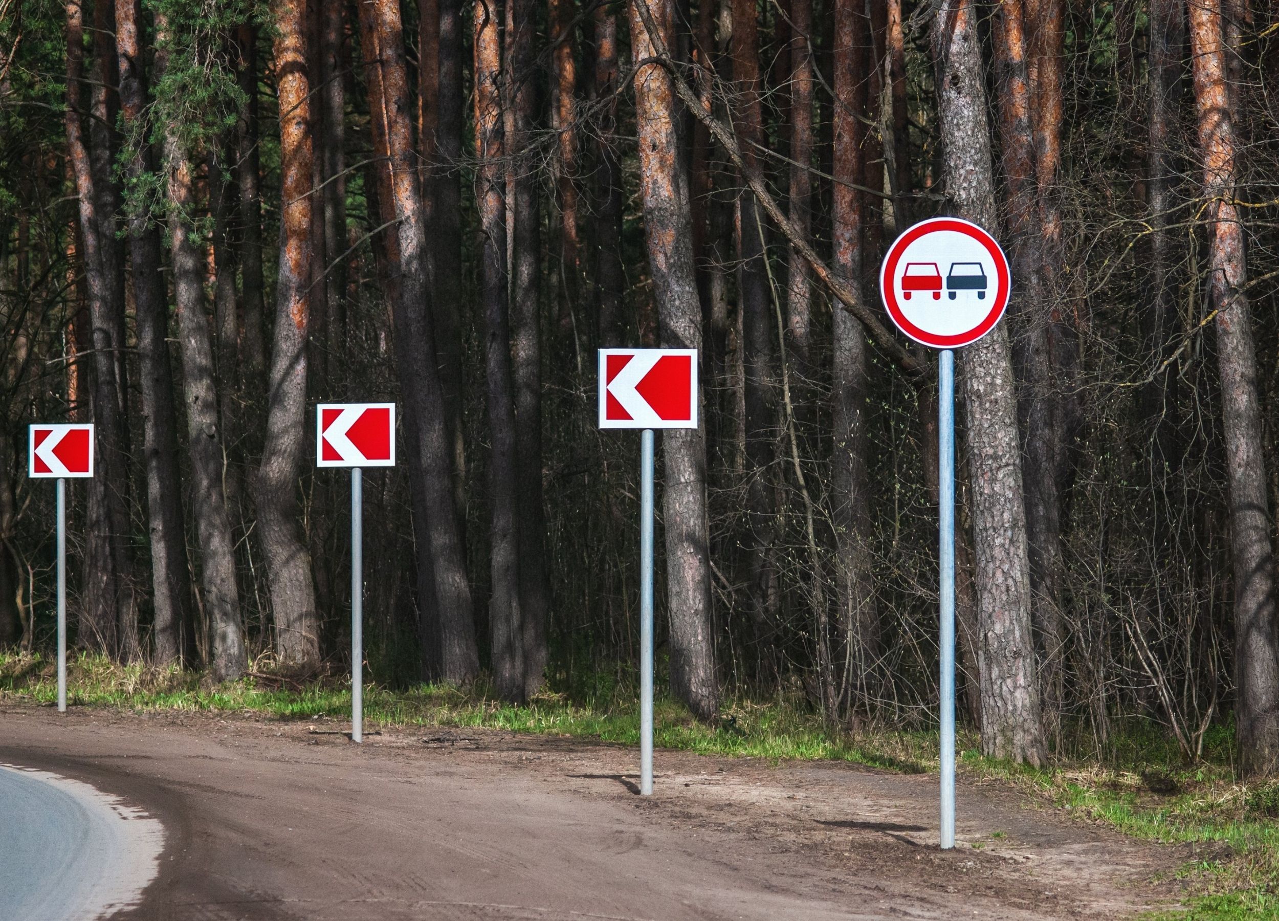 Überholverbot: Schilder, Bußgelder & Regeln für LKW im Check!